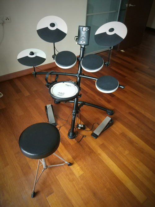 [SOLD] Roland TD 1KV Digital Drum+ Throne & Sticks