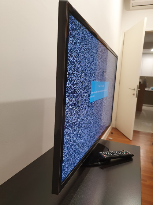 [WTS] Samsung 32" LED HD Flat TV F4000 Series 4