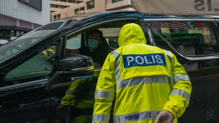 200415 MCO polis roadblock 01 768x432 - Pictr.com