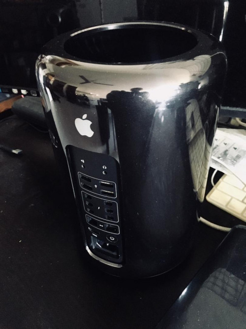 WTS APPLE MAC PRO (dustbin) FULL SET 2 MONITORS