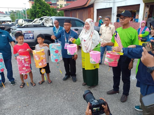 GEMPAR: Main tanglung pada waktu siang