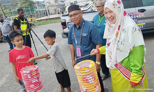 GEMPAR: Main tanglung pada waktu siang