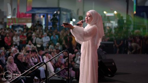 Beautiful Local Artist sing Suasana Hari Raya