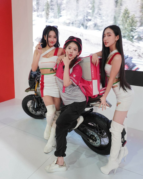 Awek naik motor kena saman