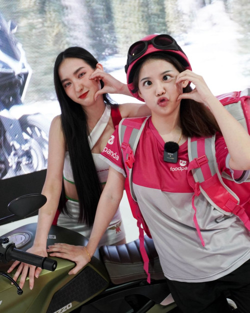 Awek naik motor kena saman