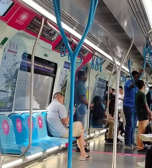 LRT also got coach wanita now