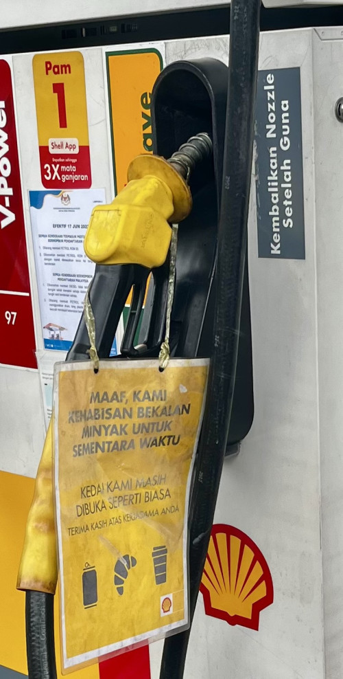 Haiyah! Shell station playing prank